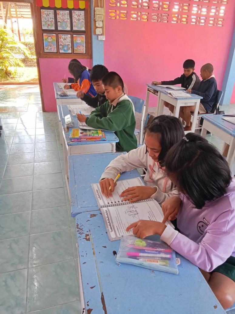 สอนนักเรียนตามโครงการการศึกษาเพื่อต่อต้านการใช้ยาเสพติดในเด็กนักเรียน(D.A.R.E.ประเทศไทย)ประจำปี ...